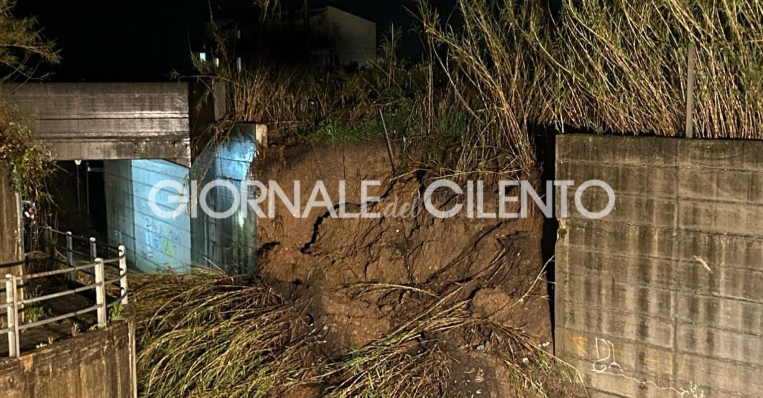Eboli, crolla un muro vicino al ponte ferroviario: strada interrotta ...