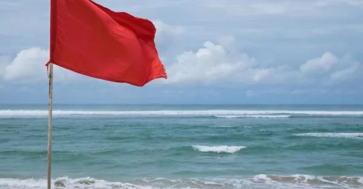Mare agitato e bandiera rossa, turista insiste per fare il bagno ...