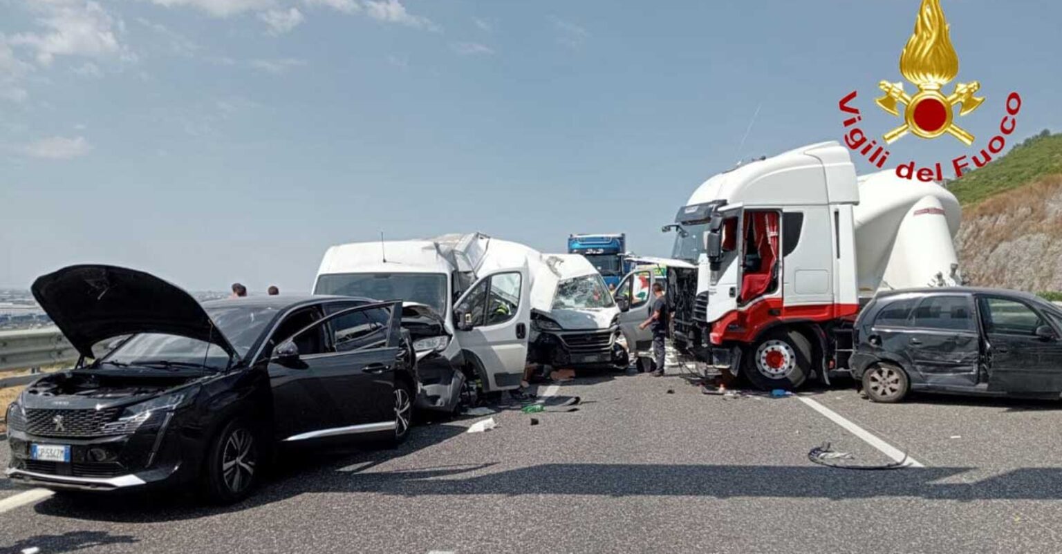 Schianto sull’A2, morte Mario Valiante e Wilma Fezza: camionista ...