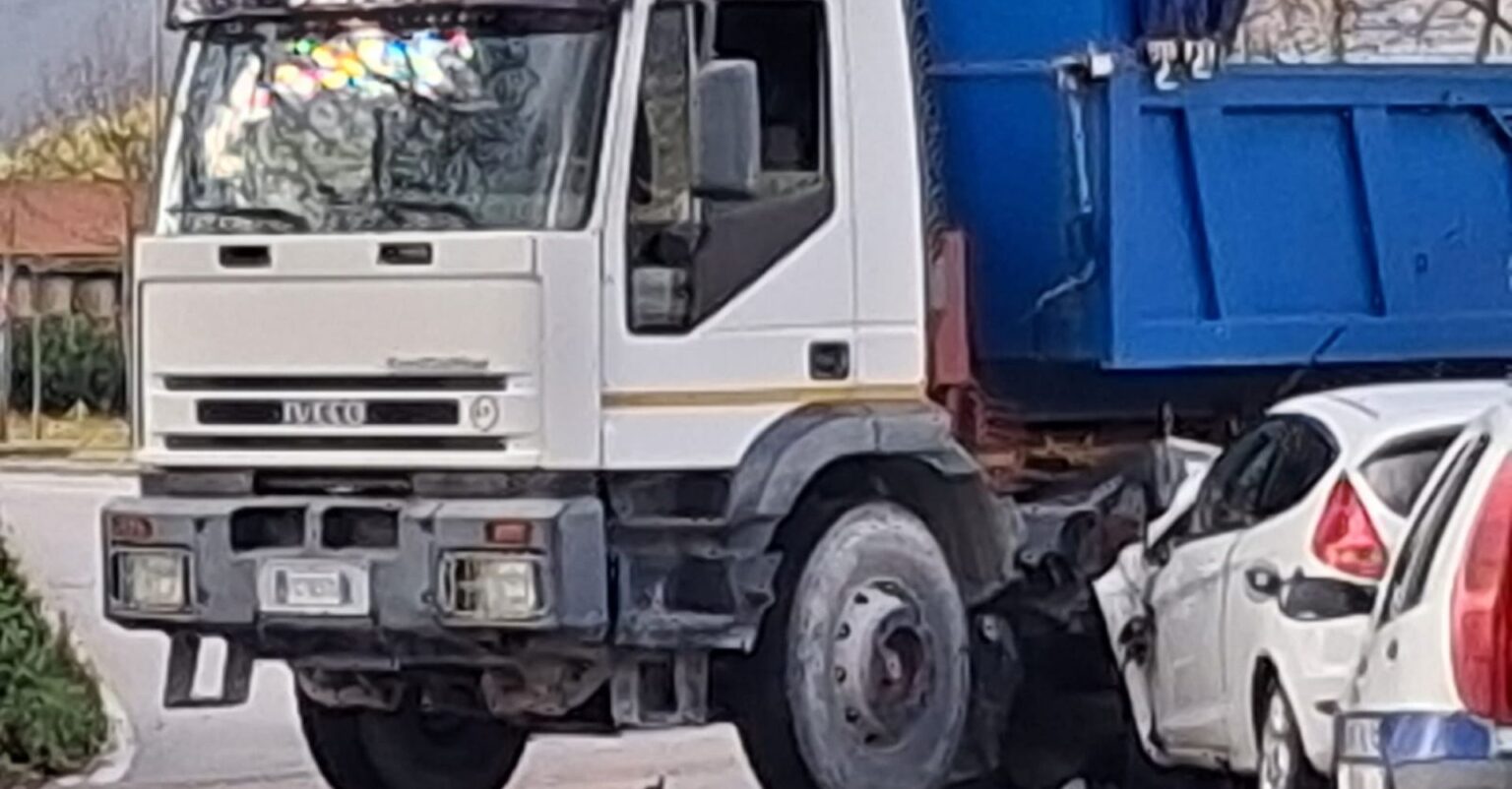 Auto finisce sotto un camion a Padula: ferita una donna | Giornale del ...