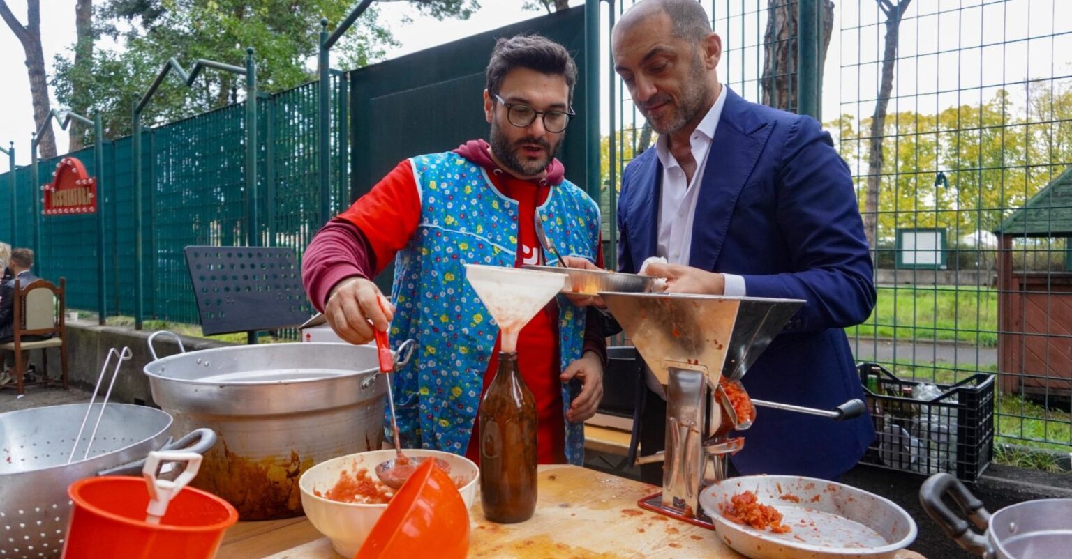 Napoli celebra il Ragù Day: migliaia di persone alla Santissima con ...