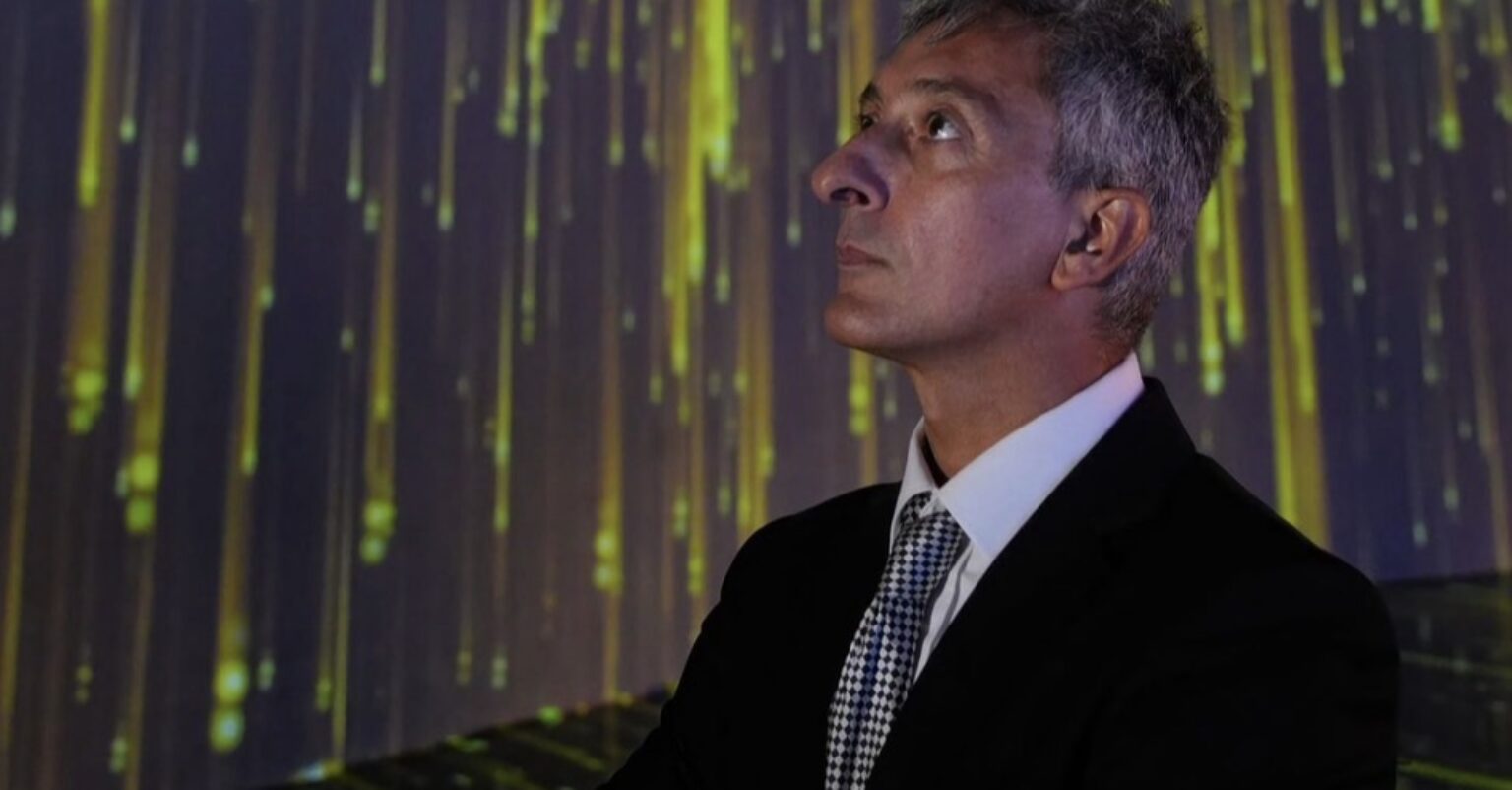 Stefano Fake, l’artista italiano che trasforma lo spazio con tecnologia ...